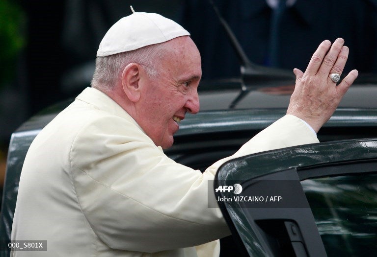 Papa Francisco no deja que le besen el anillo