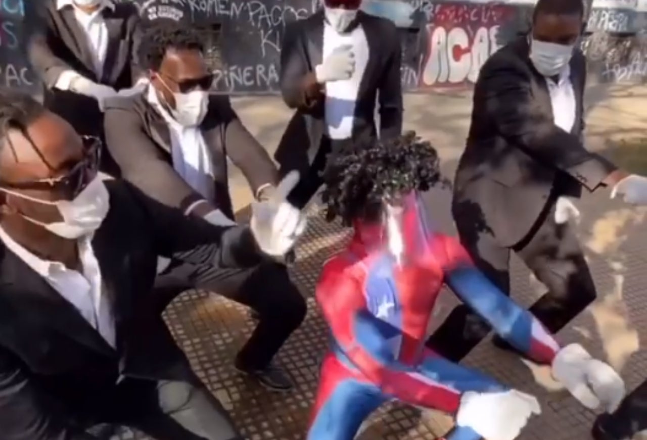 [VIDEO] Spiderman, junto a bailarines del ataúd, en campaña de tapabocas