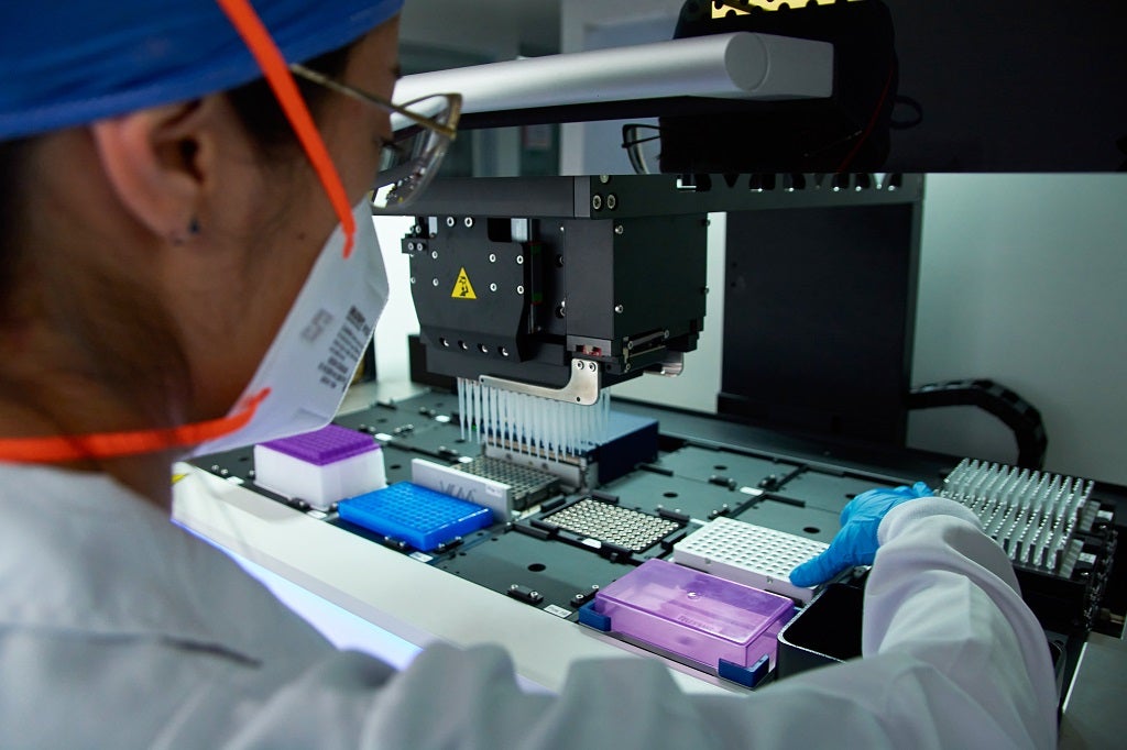 Crean nanocápsulas con control remoto para ampliar efecto de quimioterapias