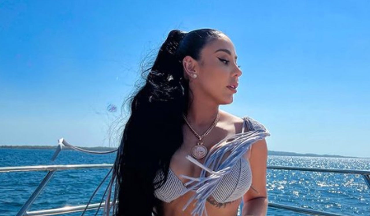 Marcela Reyes respondió a quienes la criticaron por lanzar dinero