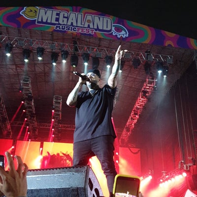 Cinco ideas de outfit para el concierto de Nicky Jam