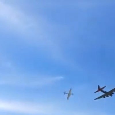 Dos aviones de la Segunda Guerra Mundial chocaron en medio de espectáculo