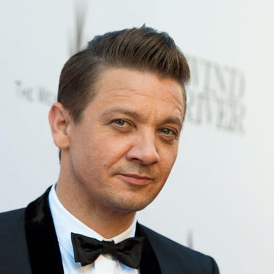 Video: Jeremy Renner reapareció con bastón tras accidente en que casi muere
