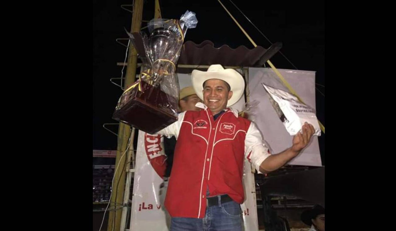 Campeón del mundial de coleo le dio fuerte golpiza a una mujer