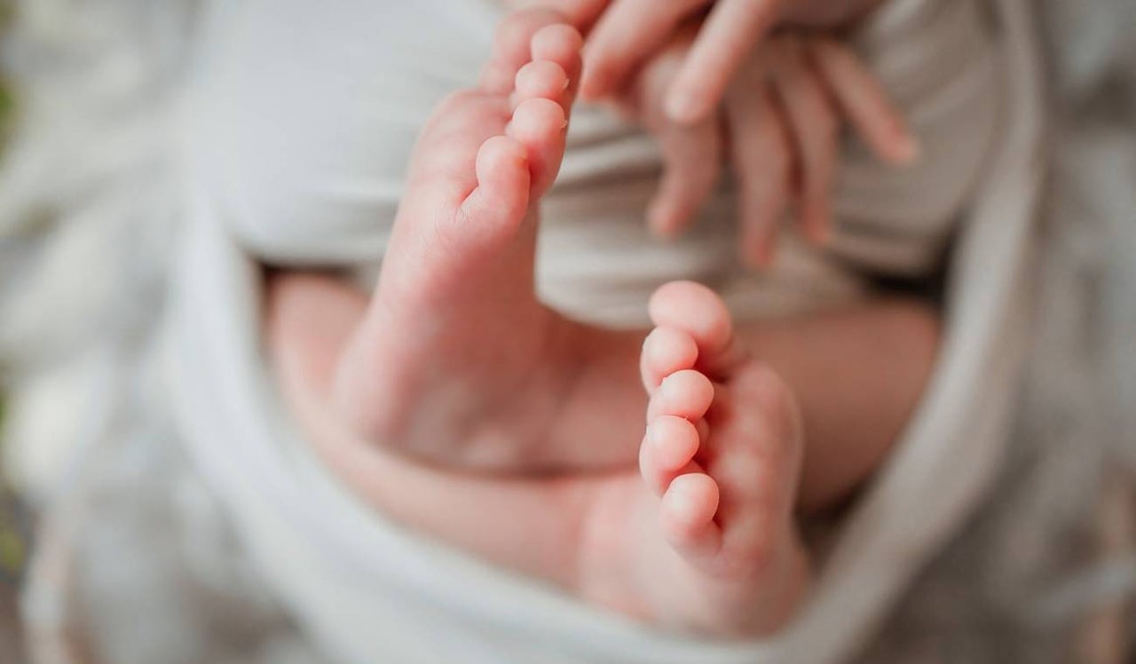 ¿Qué pasa si el bebé hace popó en el vientre de la madre?