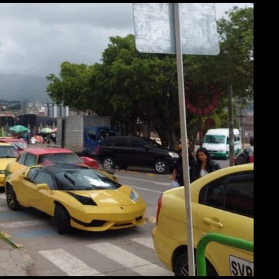 Lamborghini fue modificado como taxi en Colombia