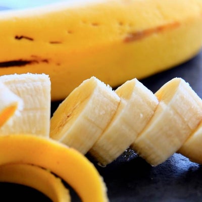 Mujer comió banano con cubiertos y se volvió viral