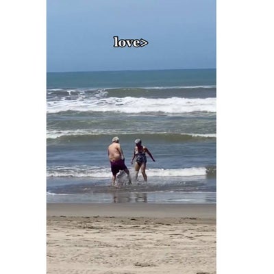 Abuelitos se hacen virales por tierna escena en la playa