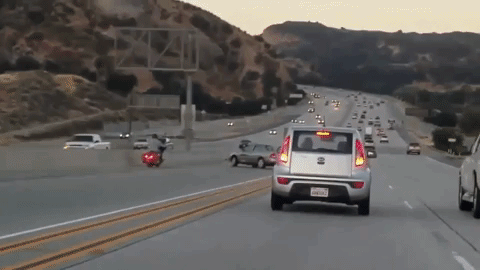 Motociclista patea un carro y causa un terrible accidente en autopista ...
