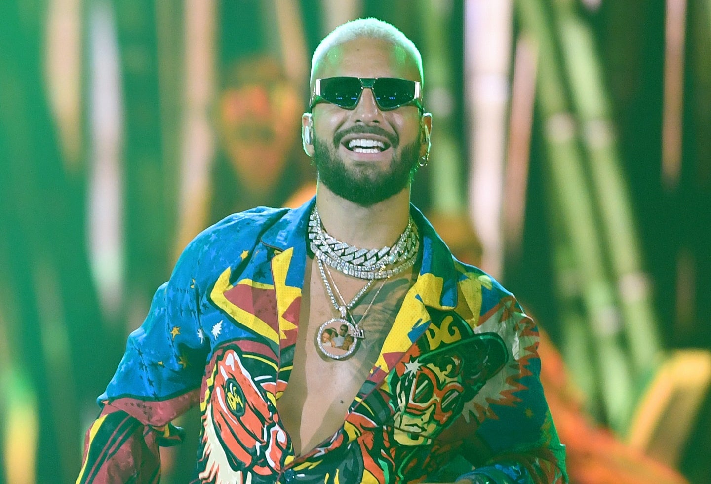 Maluma presume el resultado de su exigente rutina de ejercicio