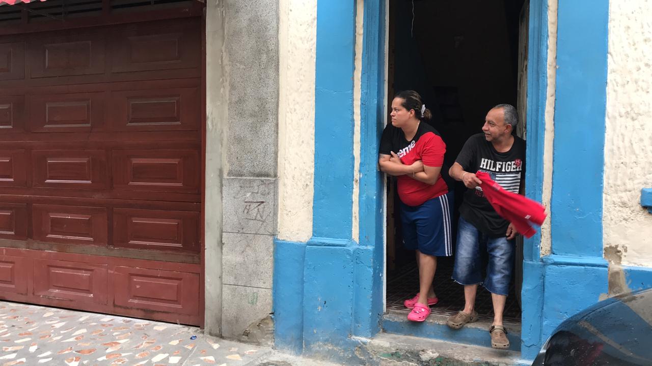 Familias en Bogotá ponen trapos rojos pidiendo ayuda humanitaria
