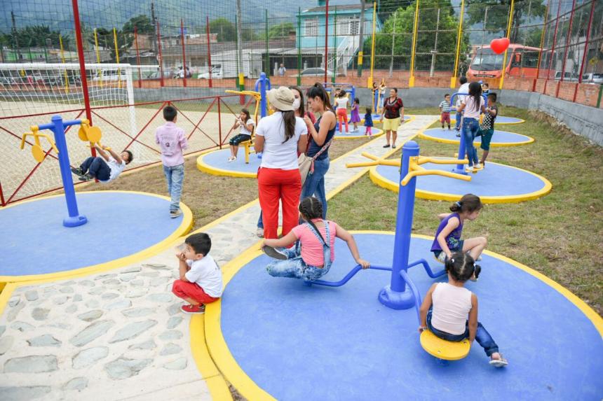 La importancia de que los niños jueguen en parques al aire libre