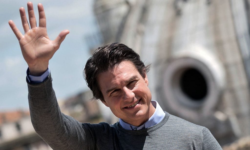 Tom Cruise cumple 60 años brindando por el éxito de "Top Gun: Maverick"