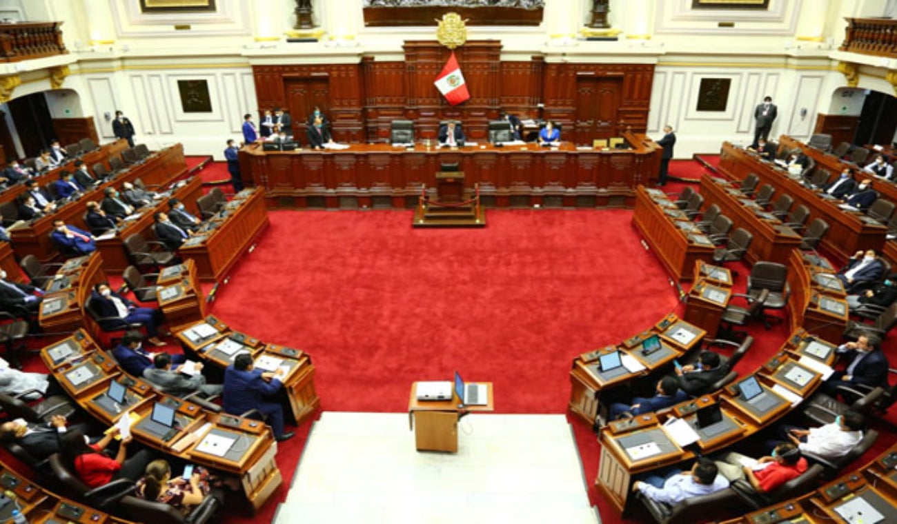 Quién más tomó la decisión de disolver el Congreso de Perú