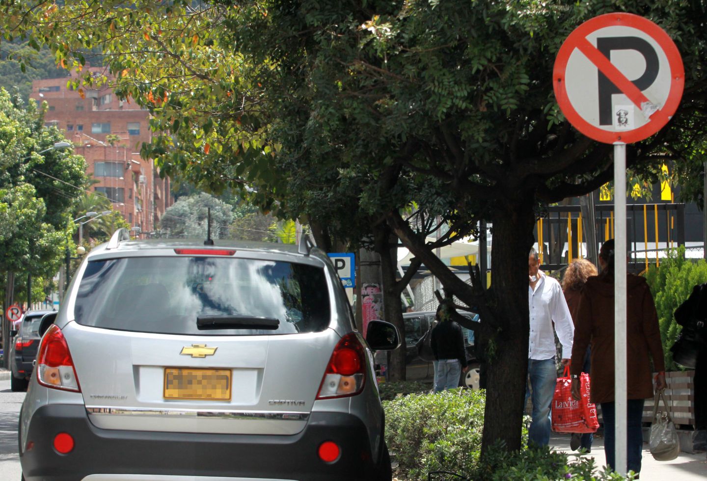 ¿En cuánto está la multa por parquear mal?