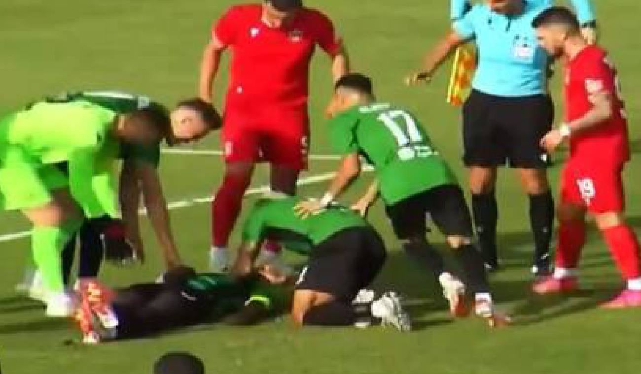 Video: Futbolista se desplomó y murió en pleno partido