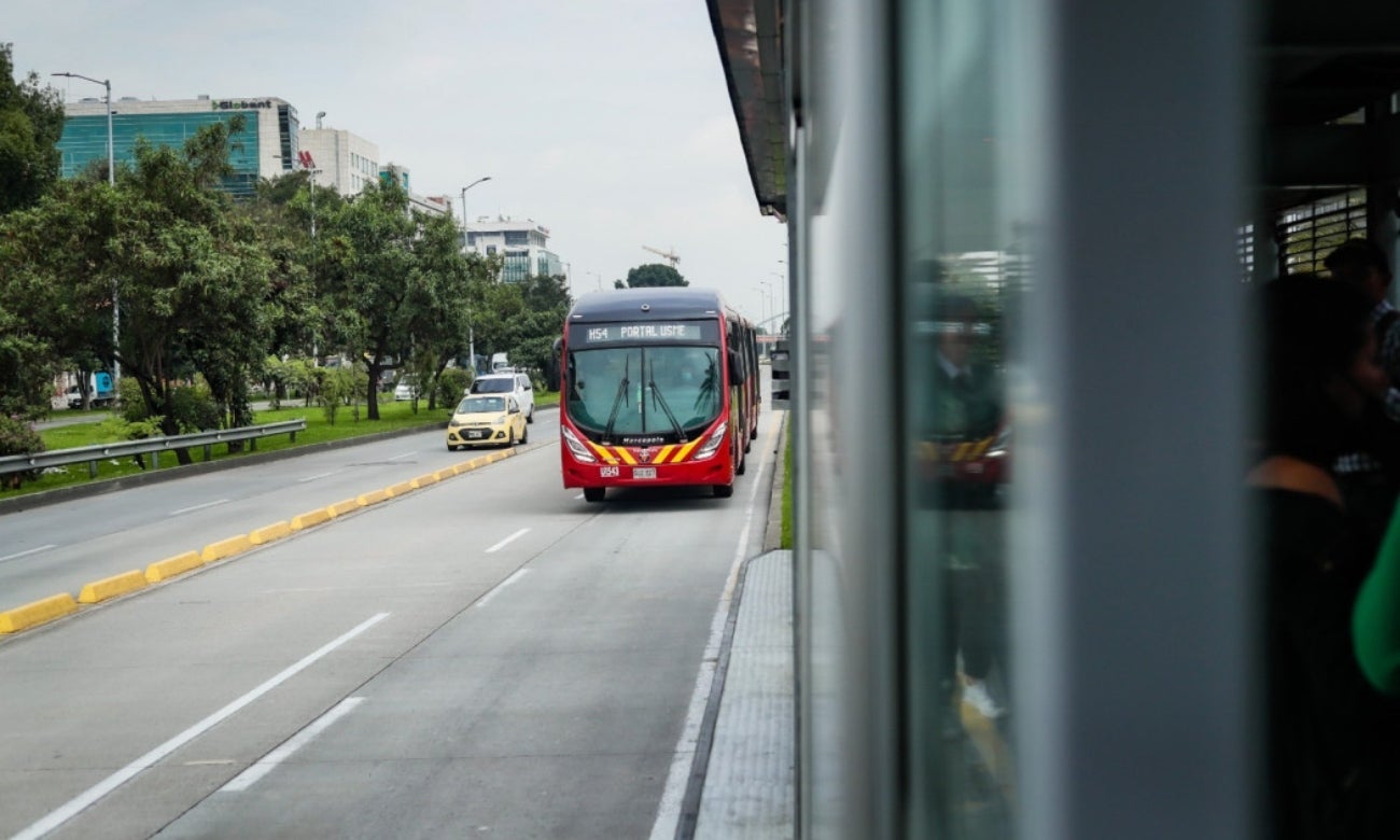 Peligrosa maniobra de pasajeros por colarse en TransMilenio