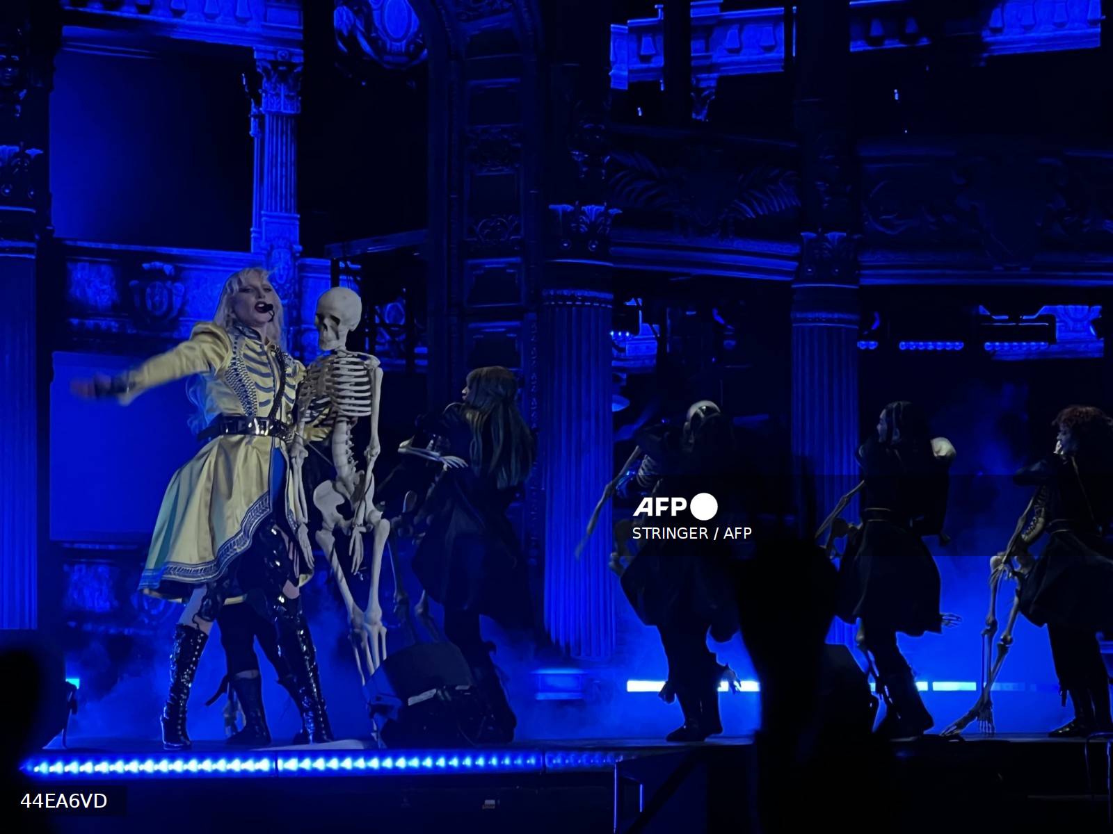 Lady Gaga enloquece a fans con 'ópera gótica' en Copacabana