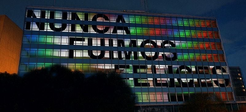 José Carlos Martinat transforma fachada de CAR con obra crítica