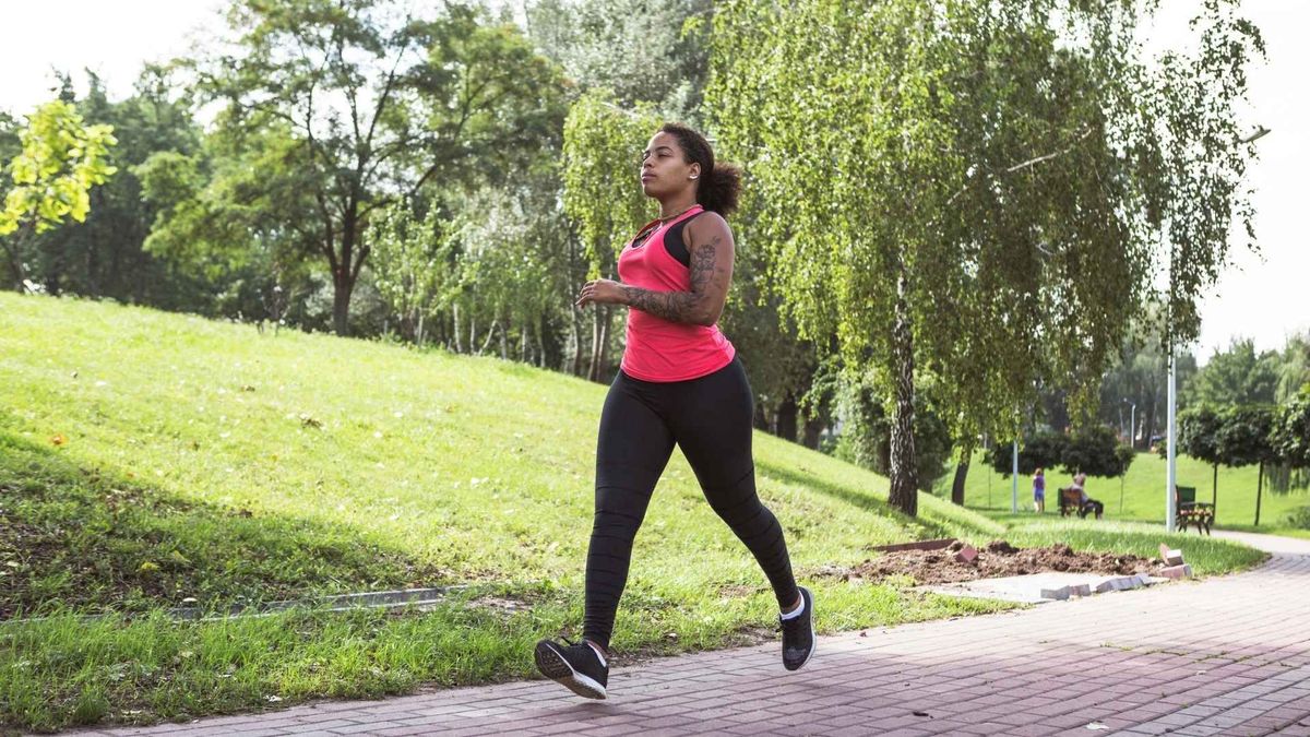 ¿Caminar más o más rápido? Expertos responden qué es mejor