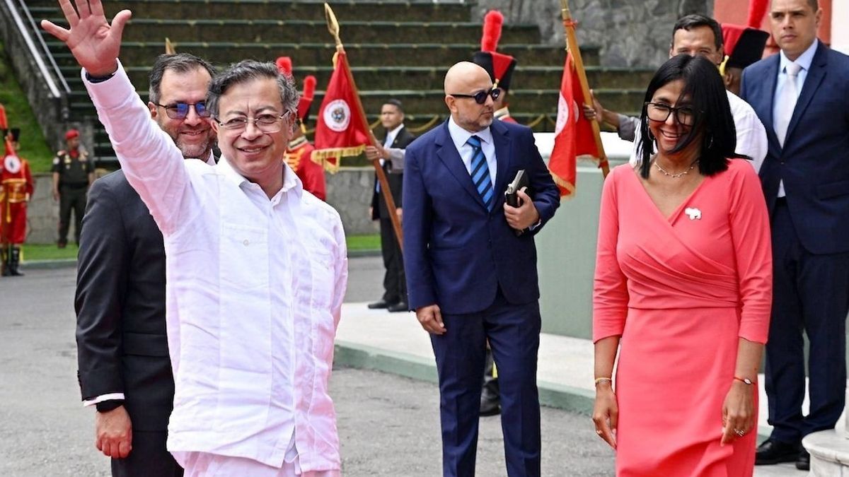Delcy Rodríguez recibe a Petro en primera visita a Venezuela
