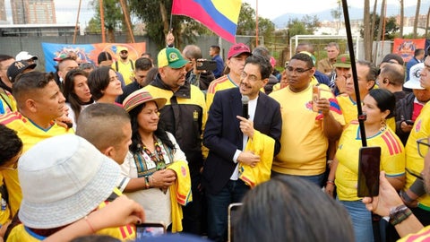Iván Cepeda recibe la camiseta de la Selección Colombia