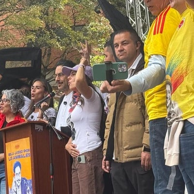 Cepeda cerró campaña en Bogotá y llamó a votar temprano
