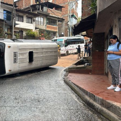 Vuelco de bus escolar en Cali dejó tres menores heridos